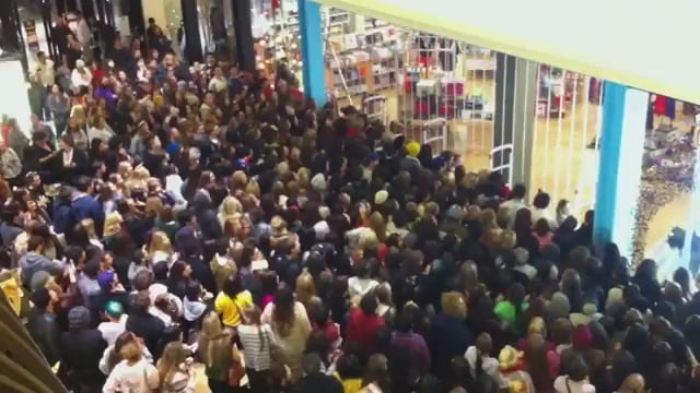 Unruly Black Friday Mob Invades Urban Outfitters - The Hollywood Gossip