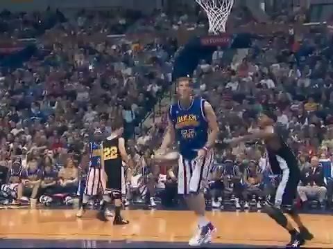 Harlem Globetrotters Player Dunks Without Jumping - The Hollywood Gossip