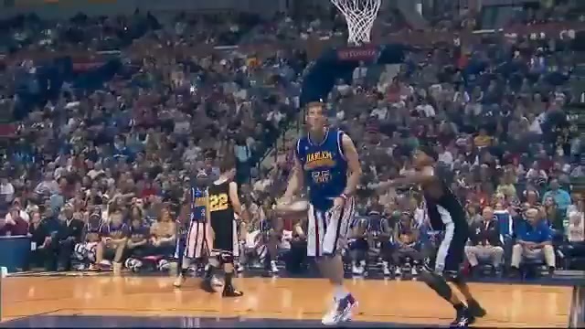 Harlem Globetrotters Player Dunks Without Jumping - The Hollywood Gossip