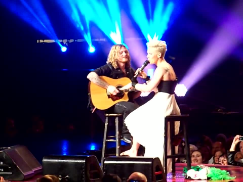 Pink Stops Concert For Crying Child - The Hollywood Gossip