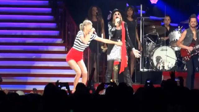 Taylor Swift Duets with Carly Simon on "You're So Vain" - The Hollywood ...