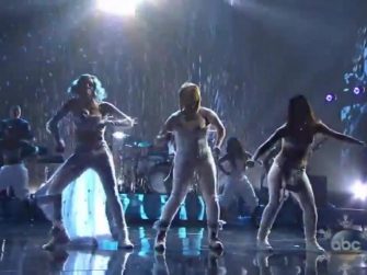 TLC Reunion Performance: Group Sings "Waterfalls" With Lil Mama at AMAs ...