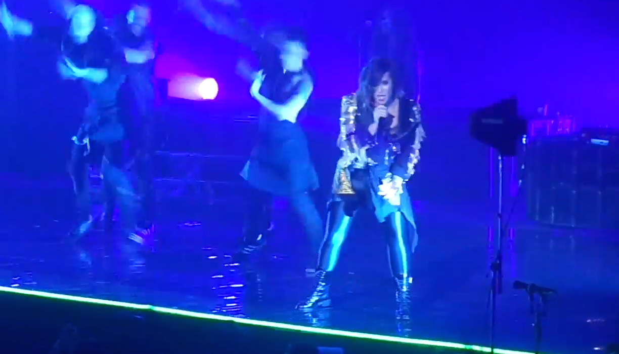 Demi Lovato Honors Michael Jackson, Performs "Thriller" in Concert ...