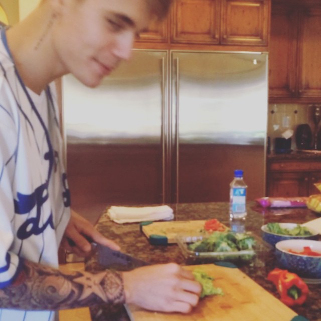 Justin Bieber Cooks! - The Hollywood Gossip