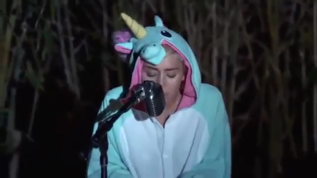 Miley Cyrus Sings About Dead Fish - The Hollywood Gossip