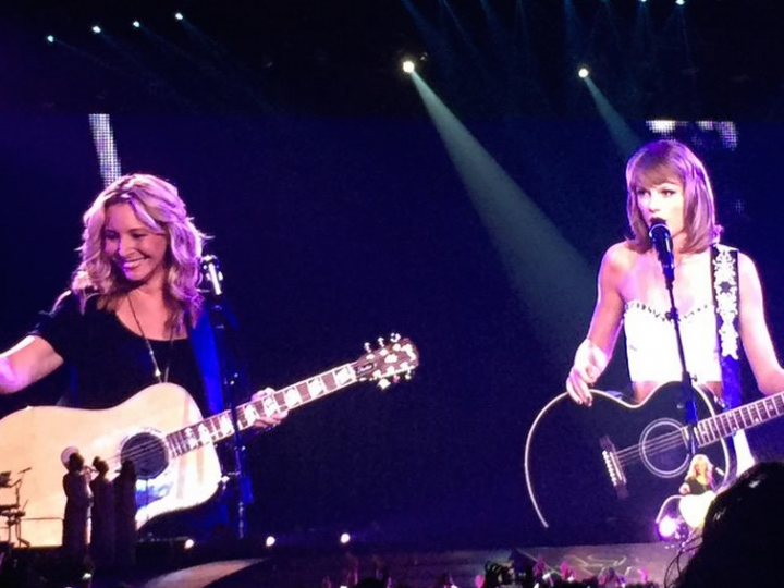 Taylor Swift Duets on "Smelly Cat" with Lisa Kudrow - The Hollywood Gossip