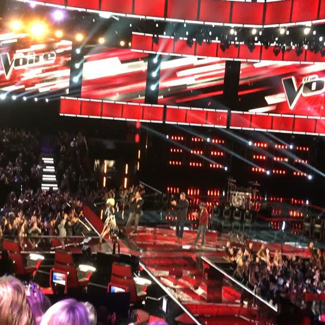 Blake Shelton & Gwen Stefani: PDA on The Voice Set! - The Hollywood Gossip