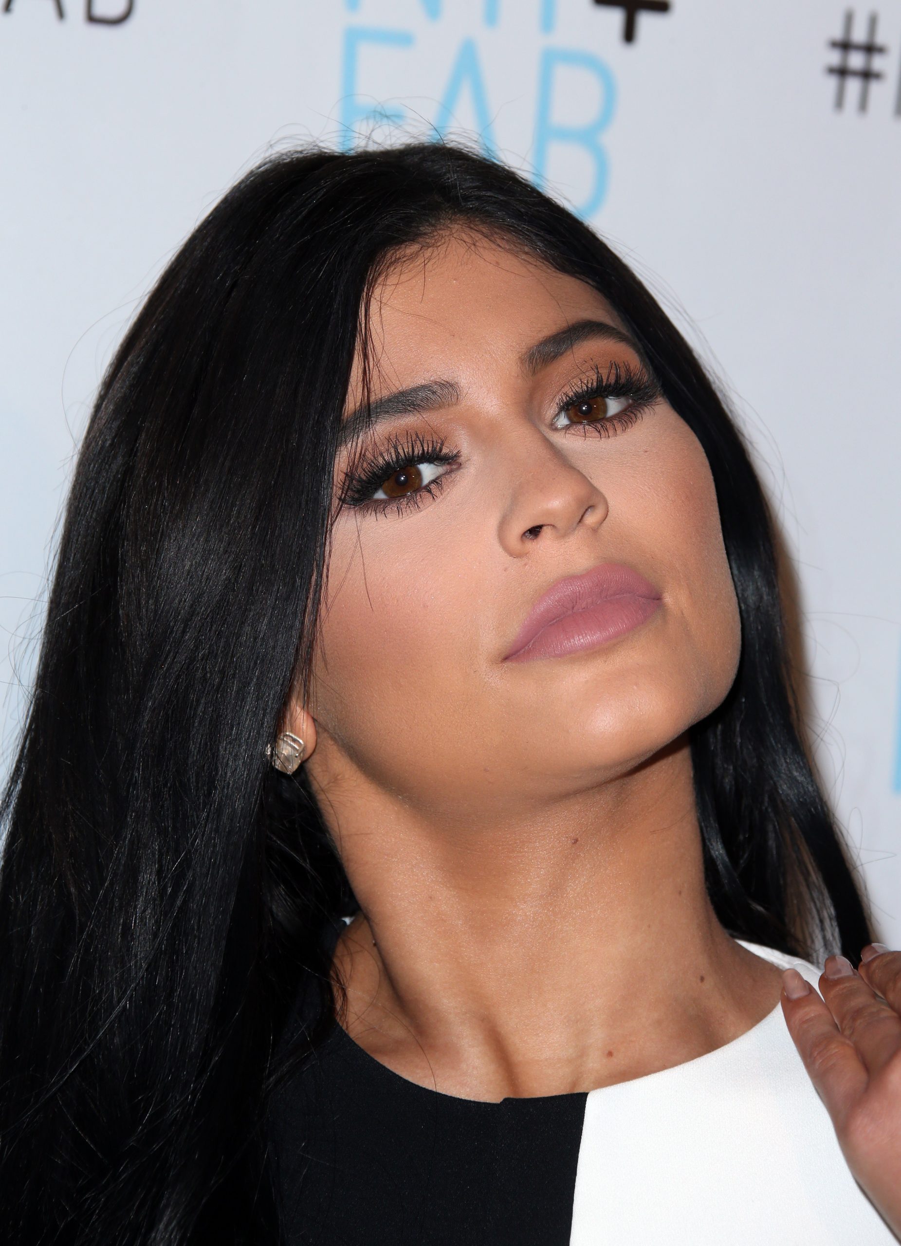 Kylie Jenner Experiences Wardrobe Malfunction, Continues to Do Kris ...