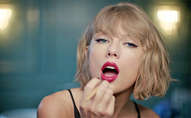 Taylor Swift Apple Commercial: Awesome Mic Drop Alert! - The Hollywood ...