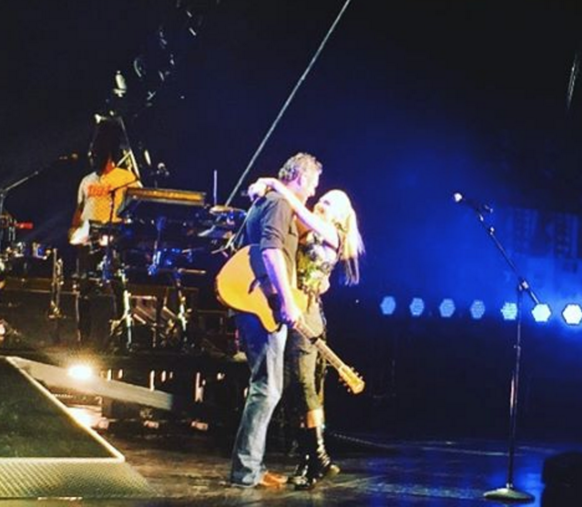 Gwen Stefani Blake Shelton Hug Concert - The Hollywood Gossip