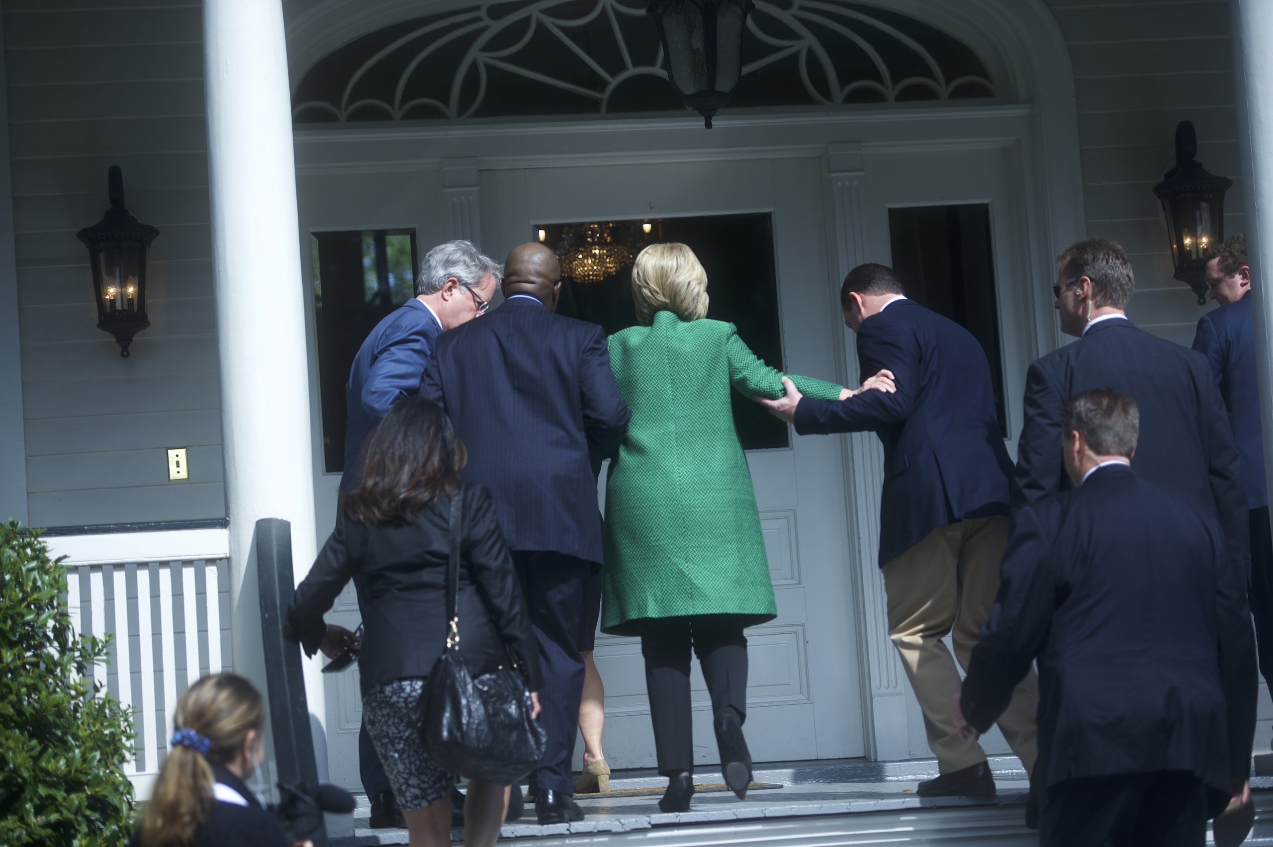 Hillary Clinton Stairs Photo - The Hollywood Gossip