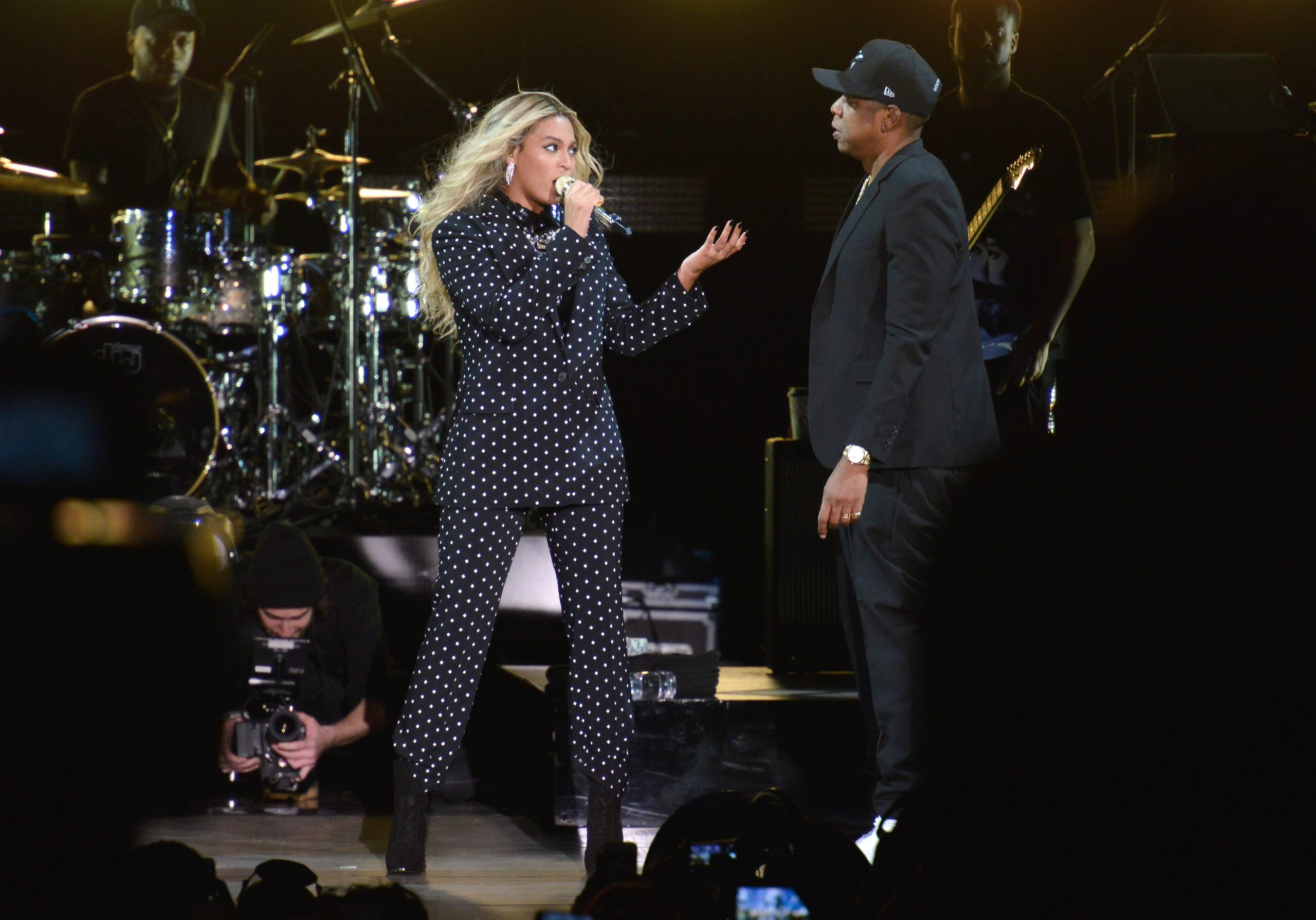 Beyonce & Jay On Stage image - The Hollywood Gossip