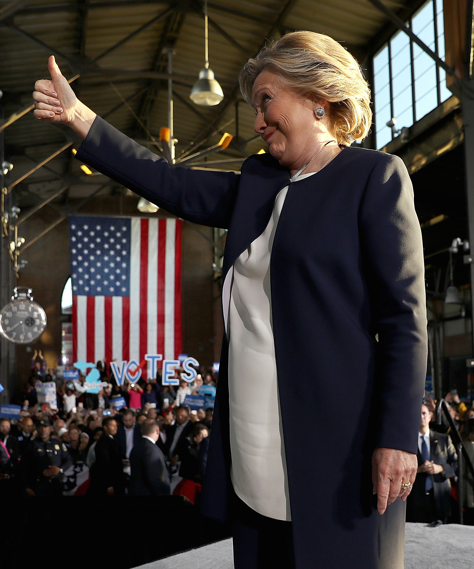 Hillary Clinton Gives Thumbs Up - The Hollywood Gossip