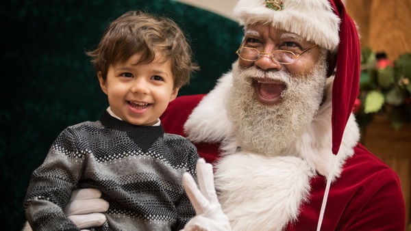 Racist Trolls Freak Out Over Black Santa Claus at Mall - The Hollywood ...