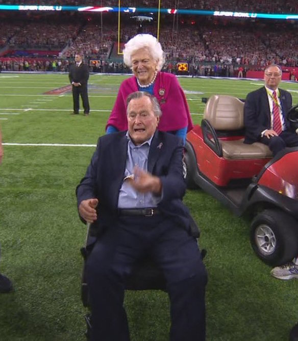 George H.W. Bush Gets HUGE Ovation For Super Bowl Coin Toss - The ...