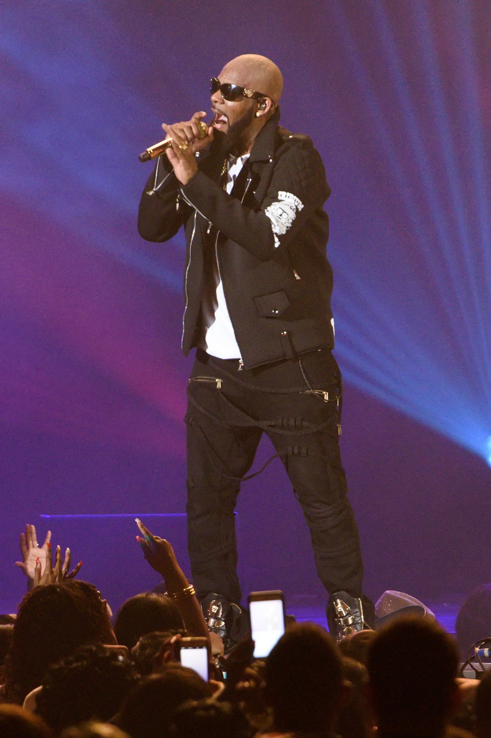 R. Kelly on Stage - The Hollywood Gossip