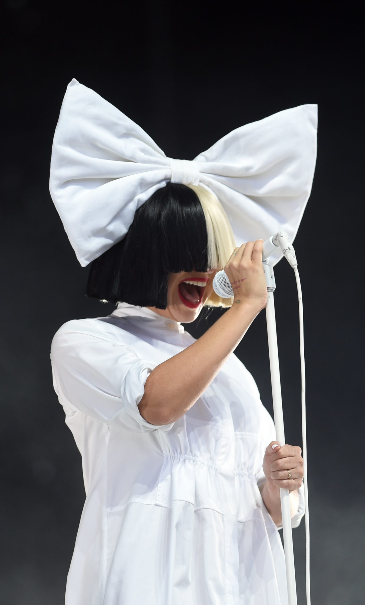 Sia Sings - The Hollywood Gossip