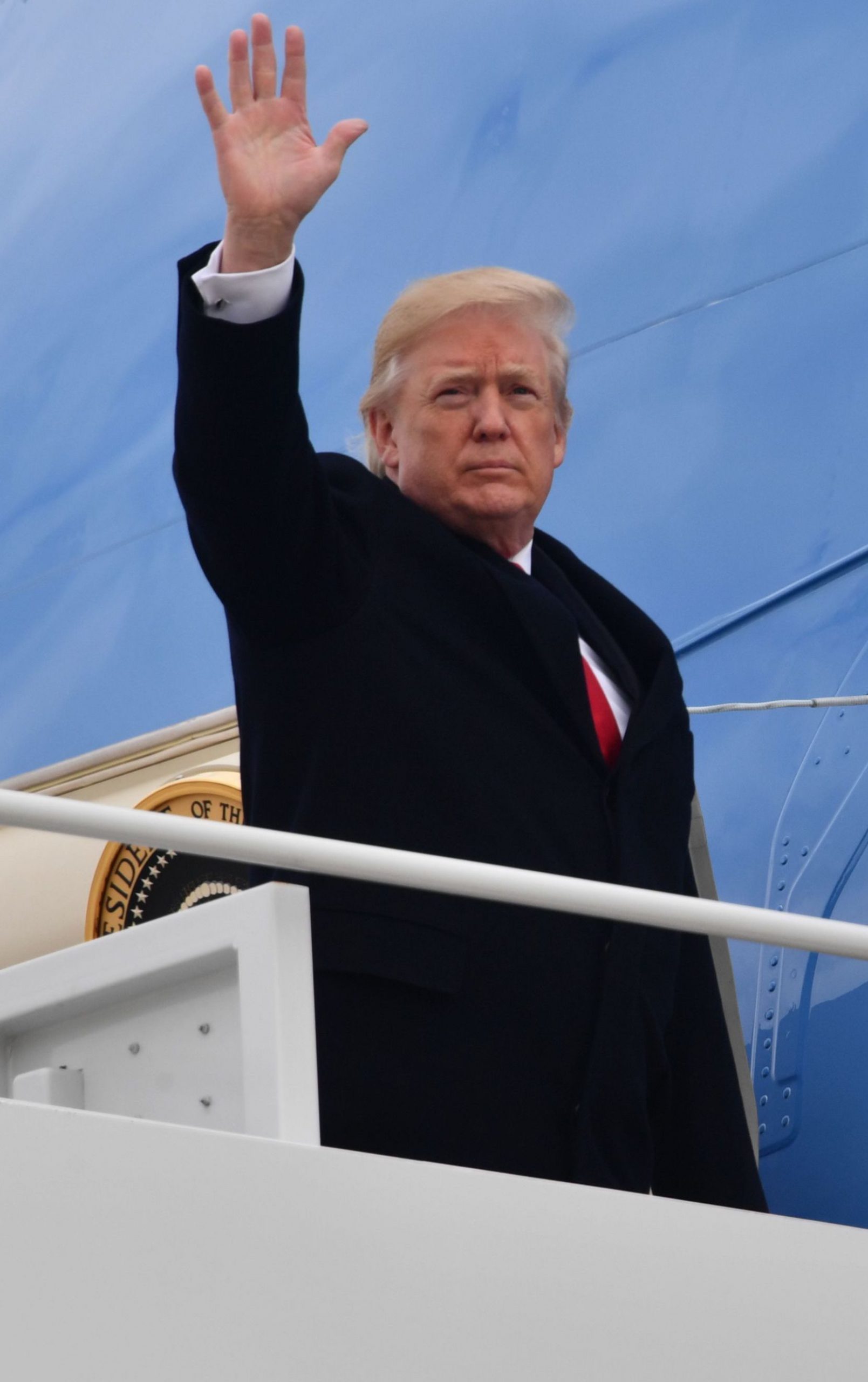 The Donald Waves - The Hollywood Gossip
