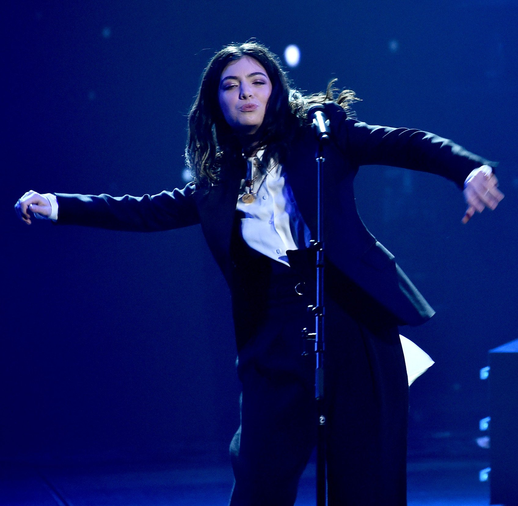 Lorde on a Stage - The Hollywood Gossip