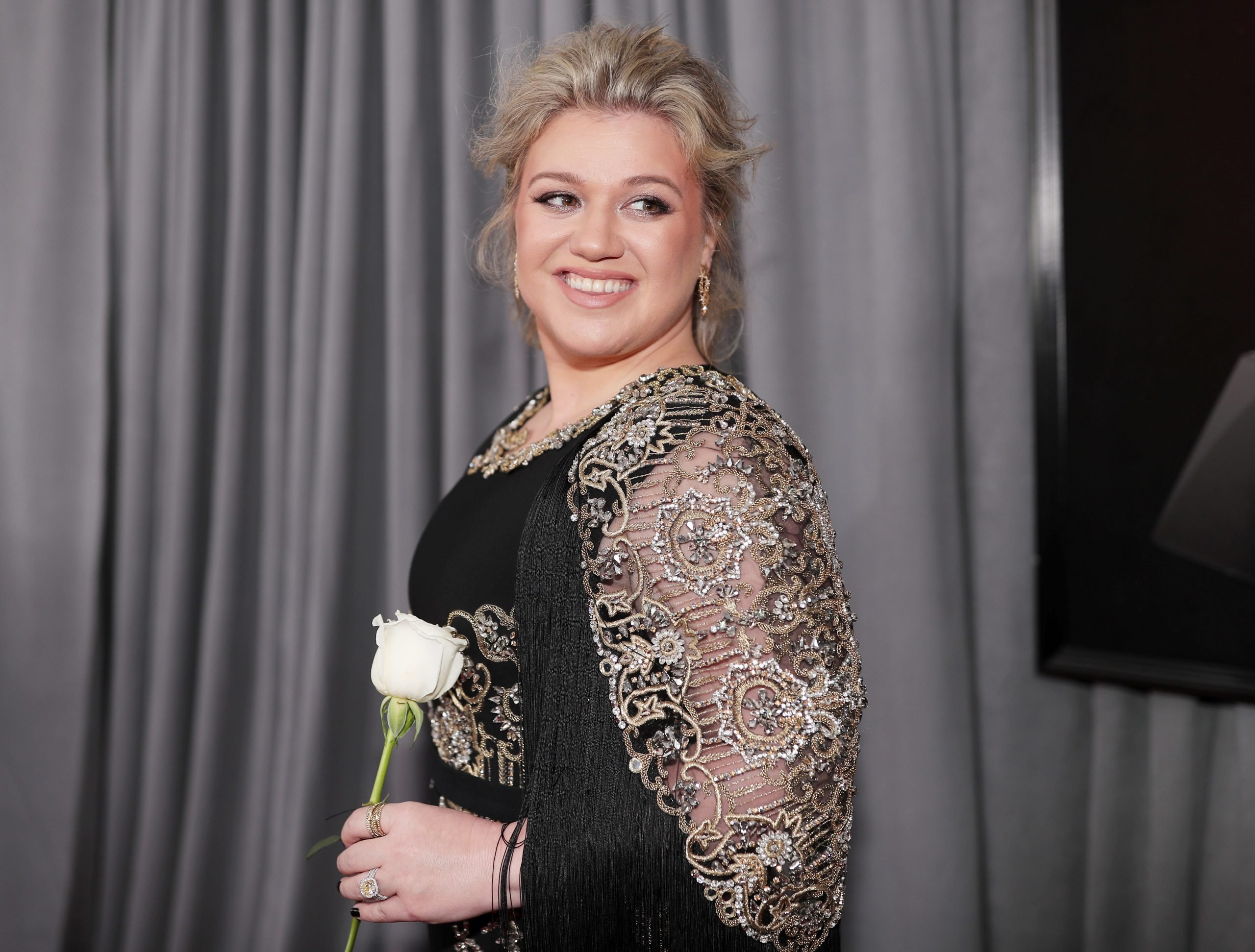 Kelly Clarkson with a White Rose - The Hollywood Gossip