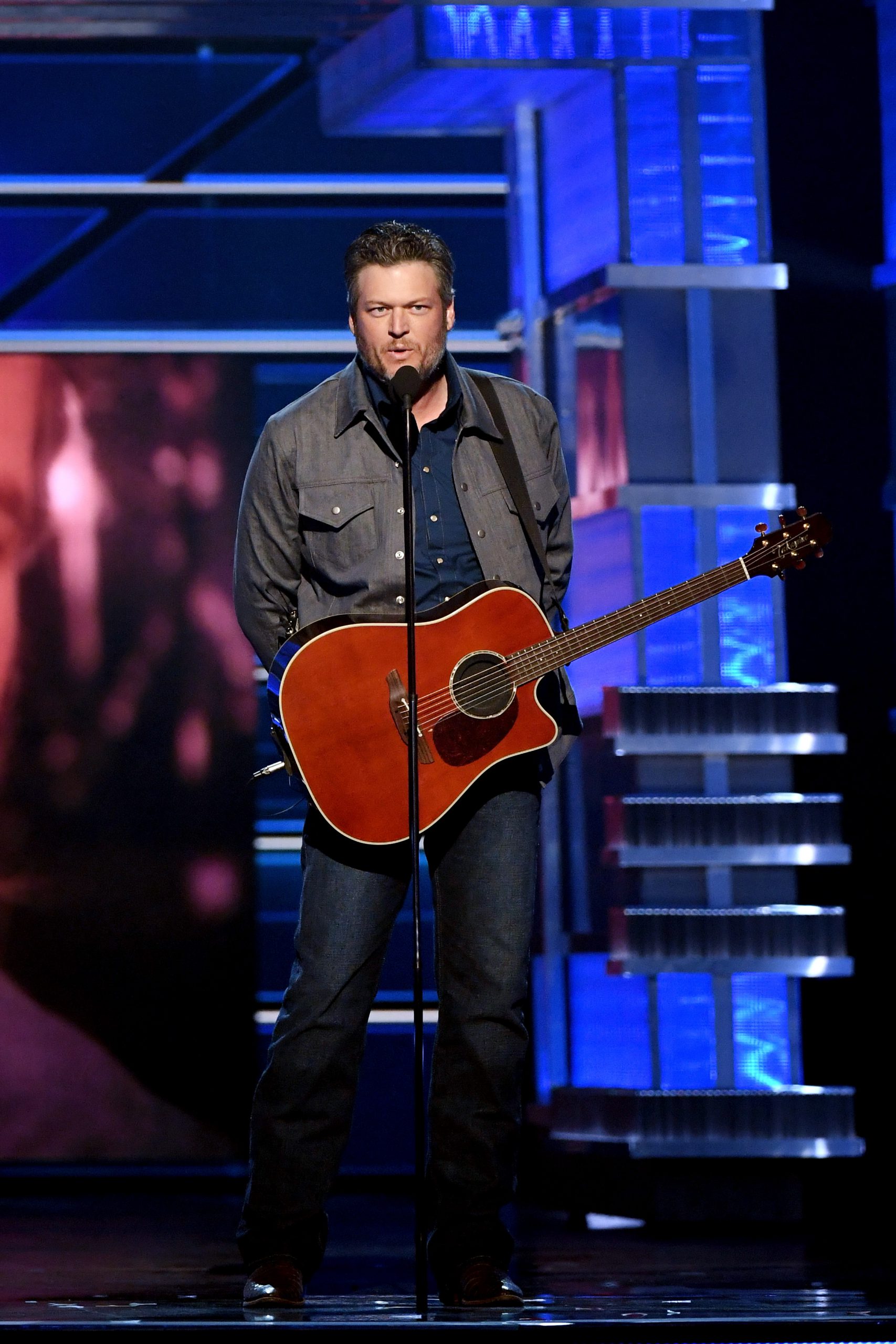 Blake Shelton at the Mic - The Hollywood Gossip