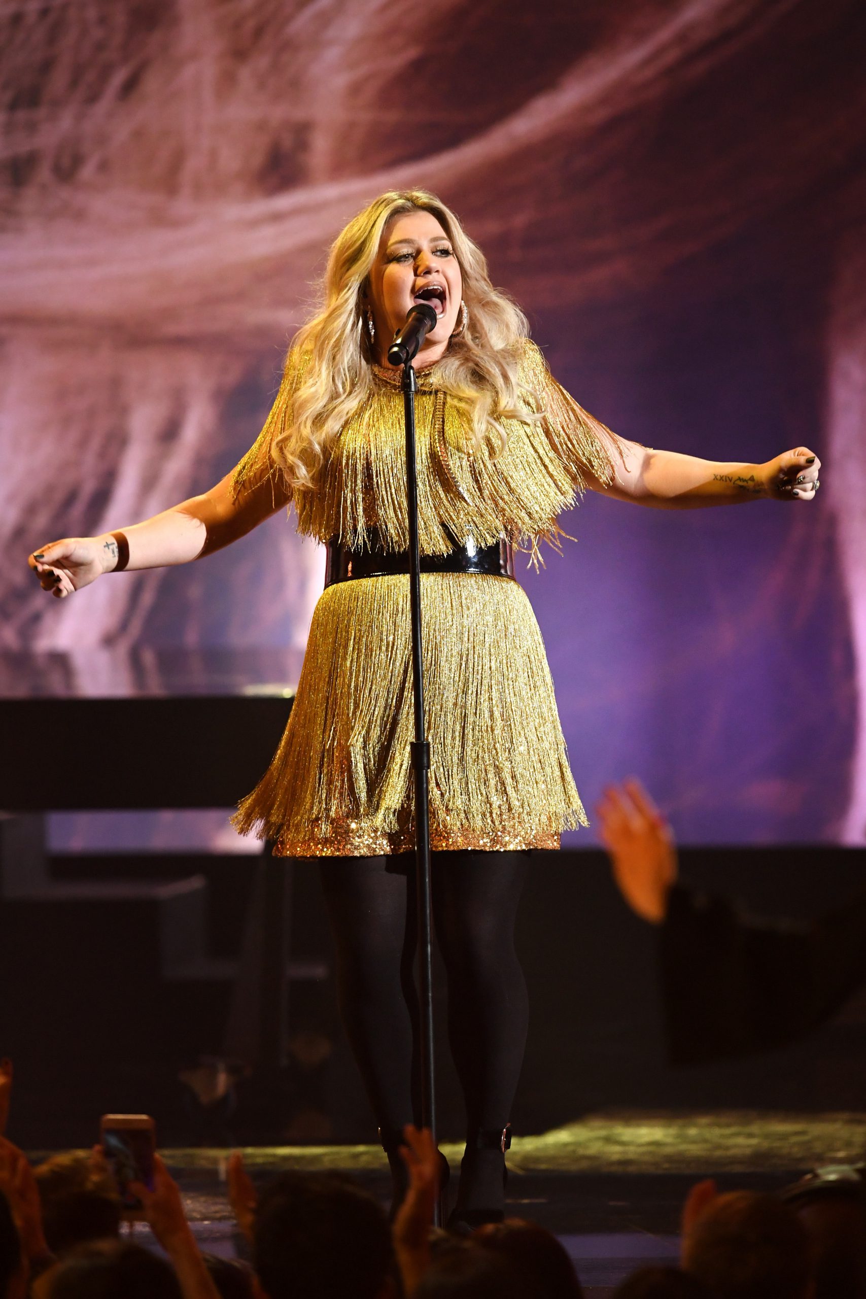Kelly Clarkson Sings a Hit - The Hollywood Gossip