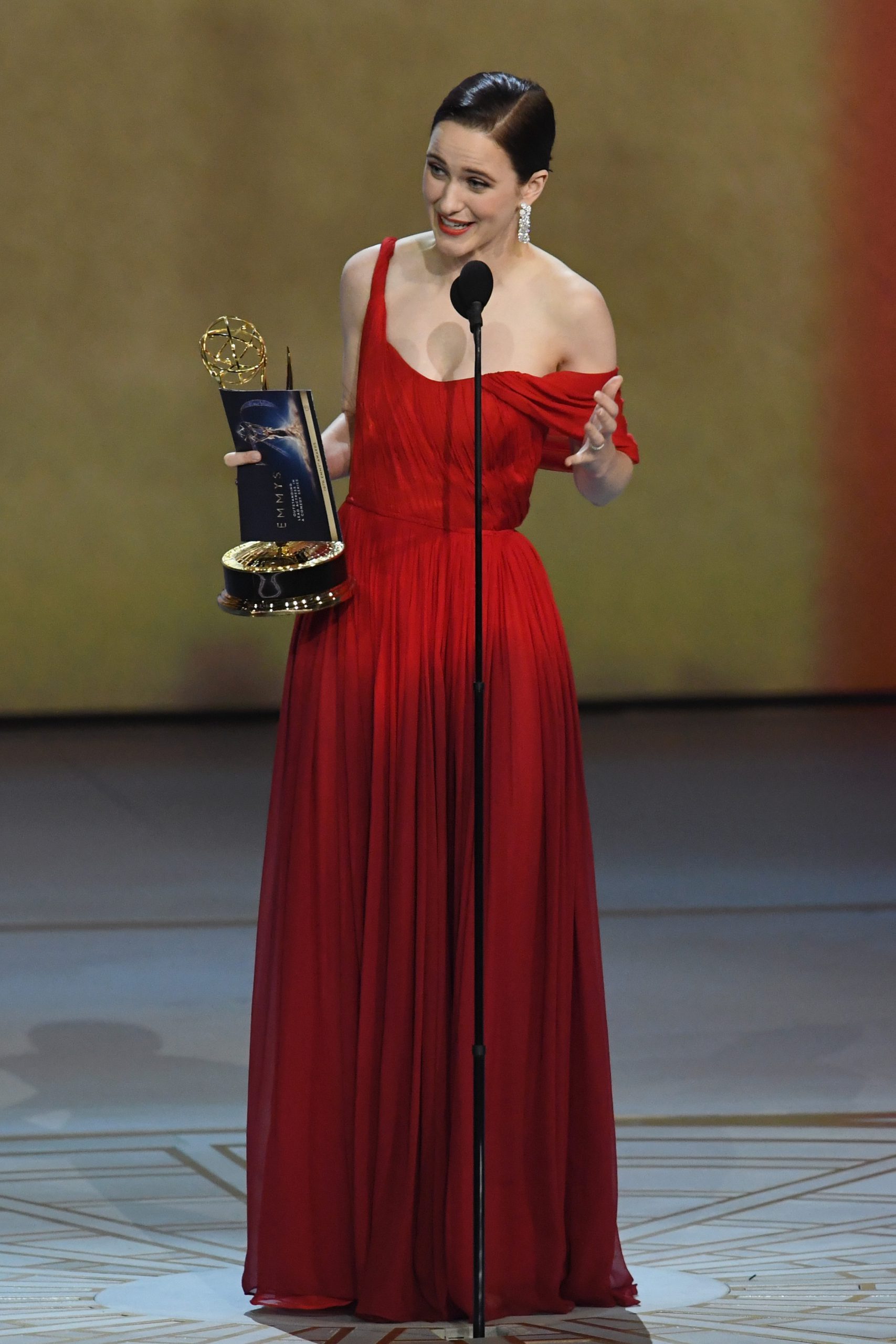 Rachel Brosnahan Accepts Emmy Award - The Hollywood Gossip