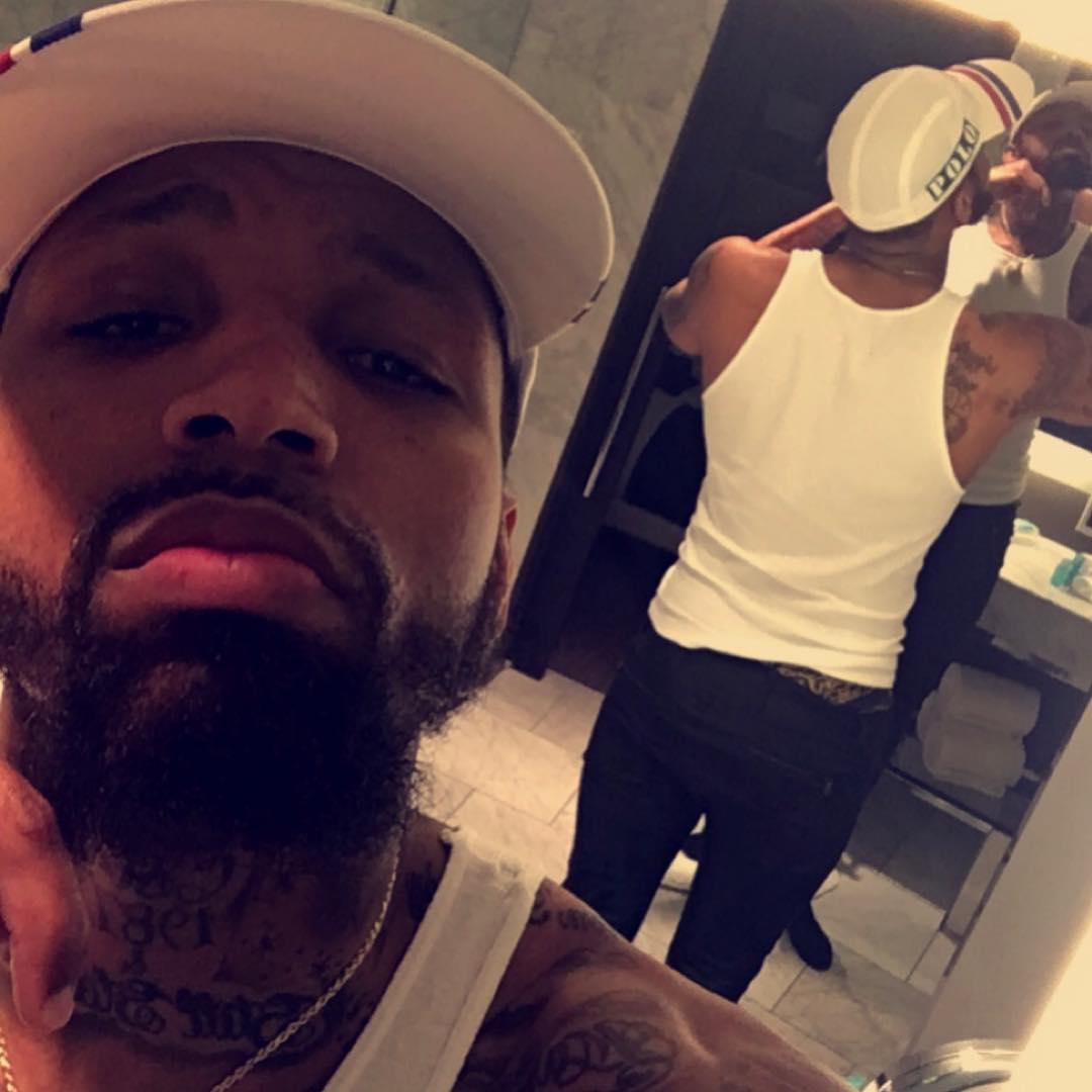 Cliff Dixon Mirror Selfie - The Hollywood Gossip