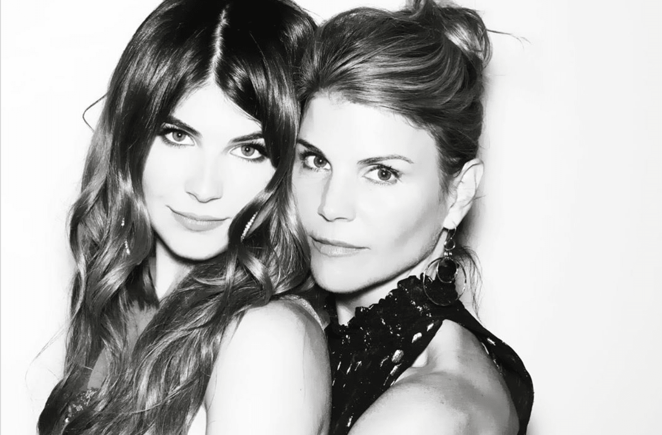 Lori Loughlins Daughters Break Silence To Support Embattled Mother