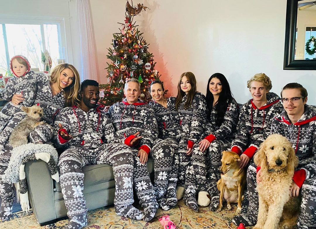 Chrishell Stause Family Portrait Christmas 2020 - The Hollywood Gossip