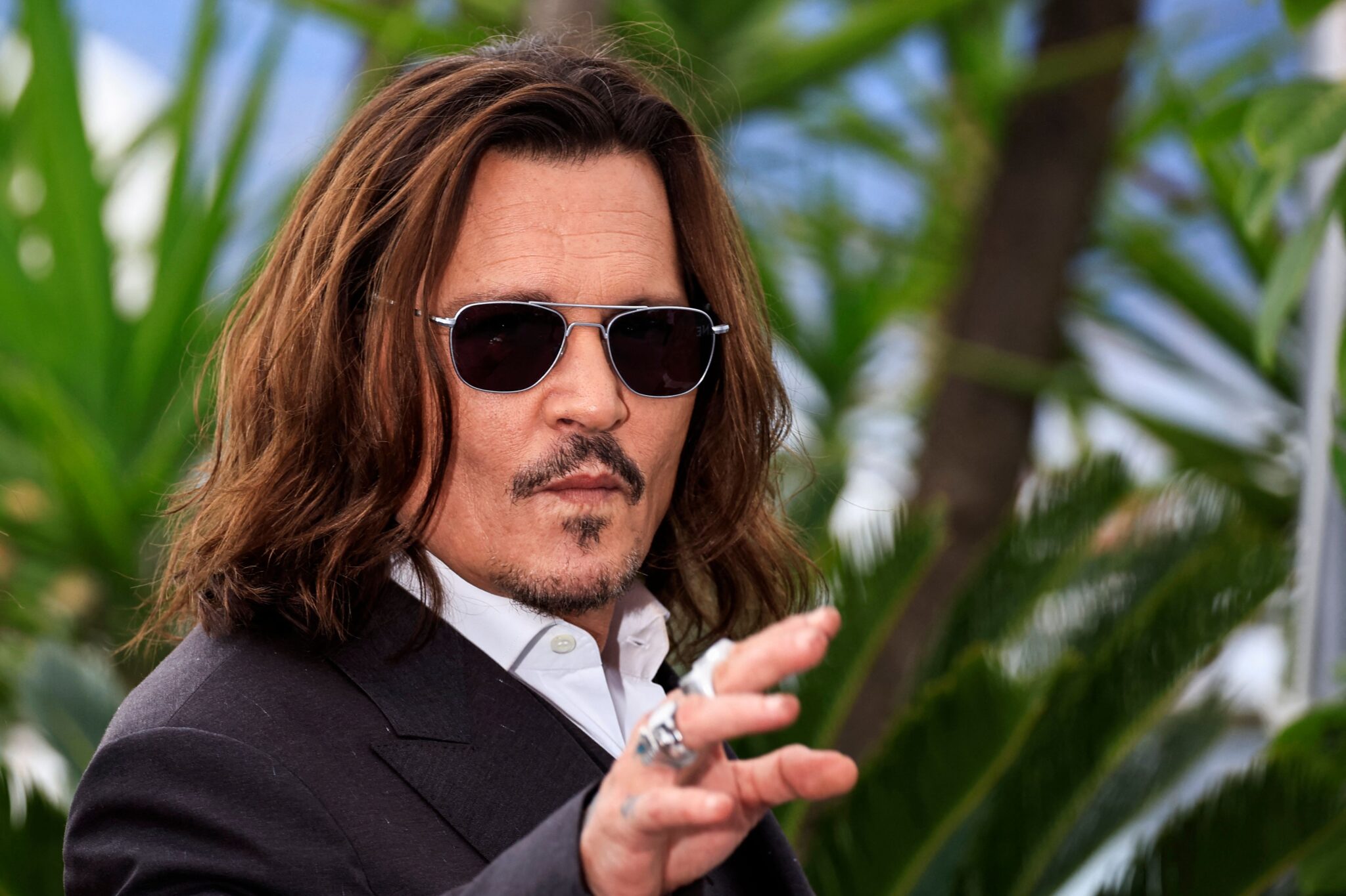 Johnny Depp Receives Standing Ovation at Cannes Festival; Victims ...