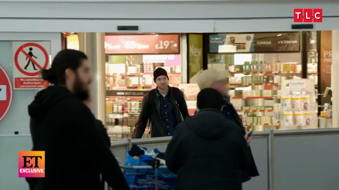 Christian and Cleo Kiss at the Airport! Then Things Get a Little Awkard ...