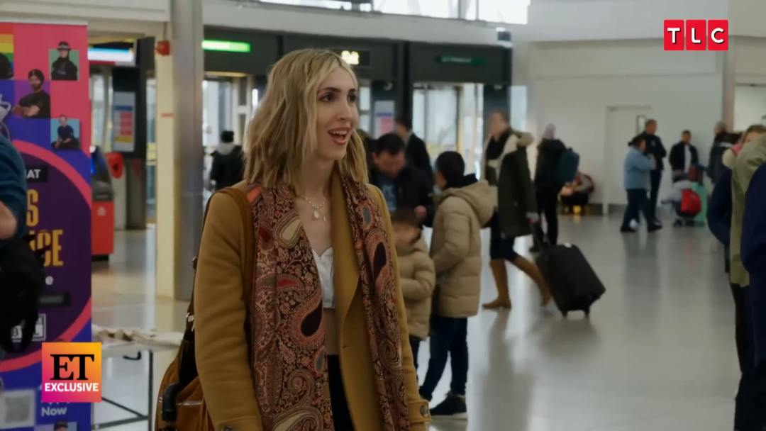 Christian and Cleo Kiss at the Airport! Then Things Get a Little Awkard ...