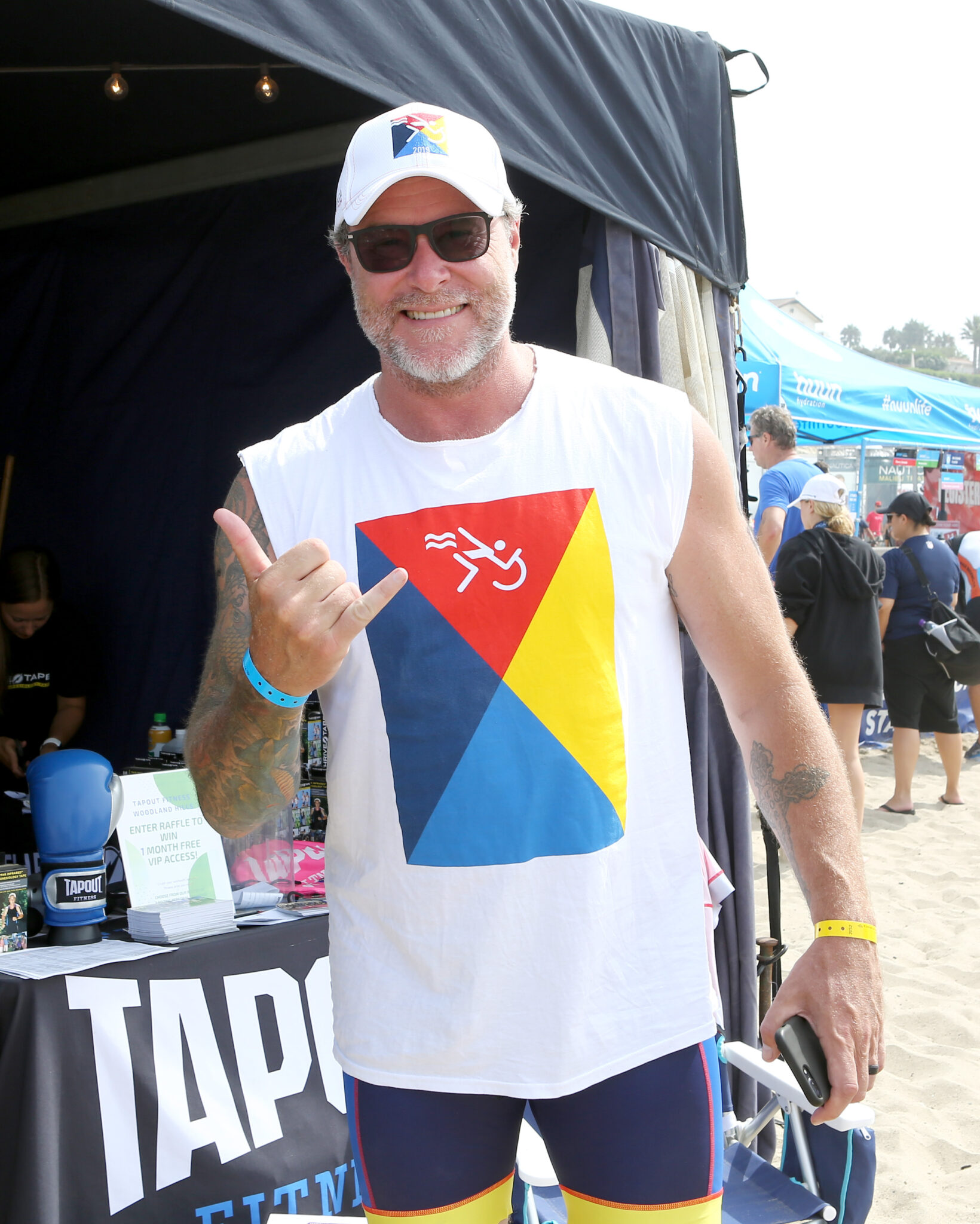 Dean McDermott Flaunts PDA After Tori Makes Out with Lookalike
