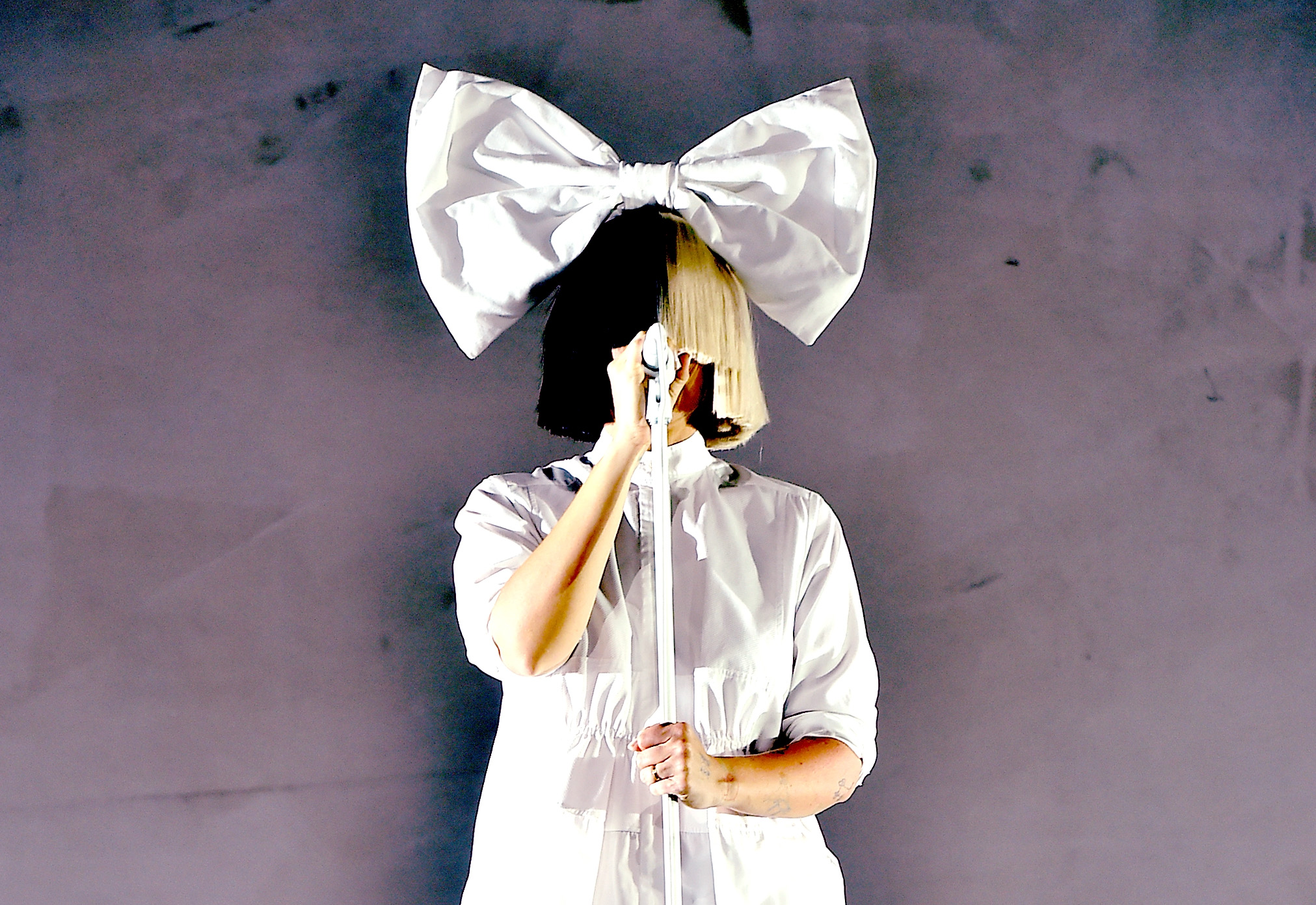 Sia Face Reveal: Pop Icon Flaunts Plastic Surgery Results, Stuns Fans ...