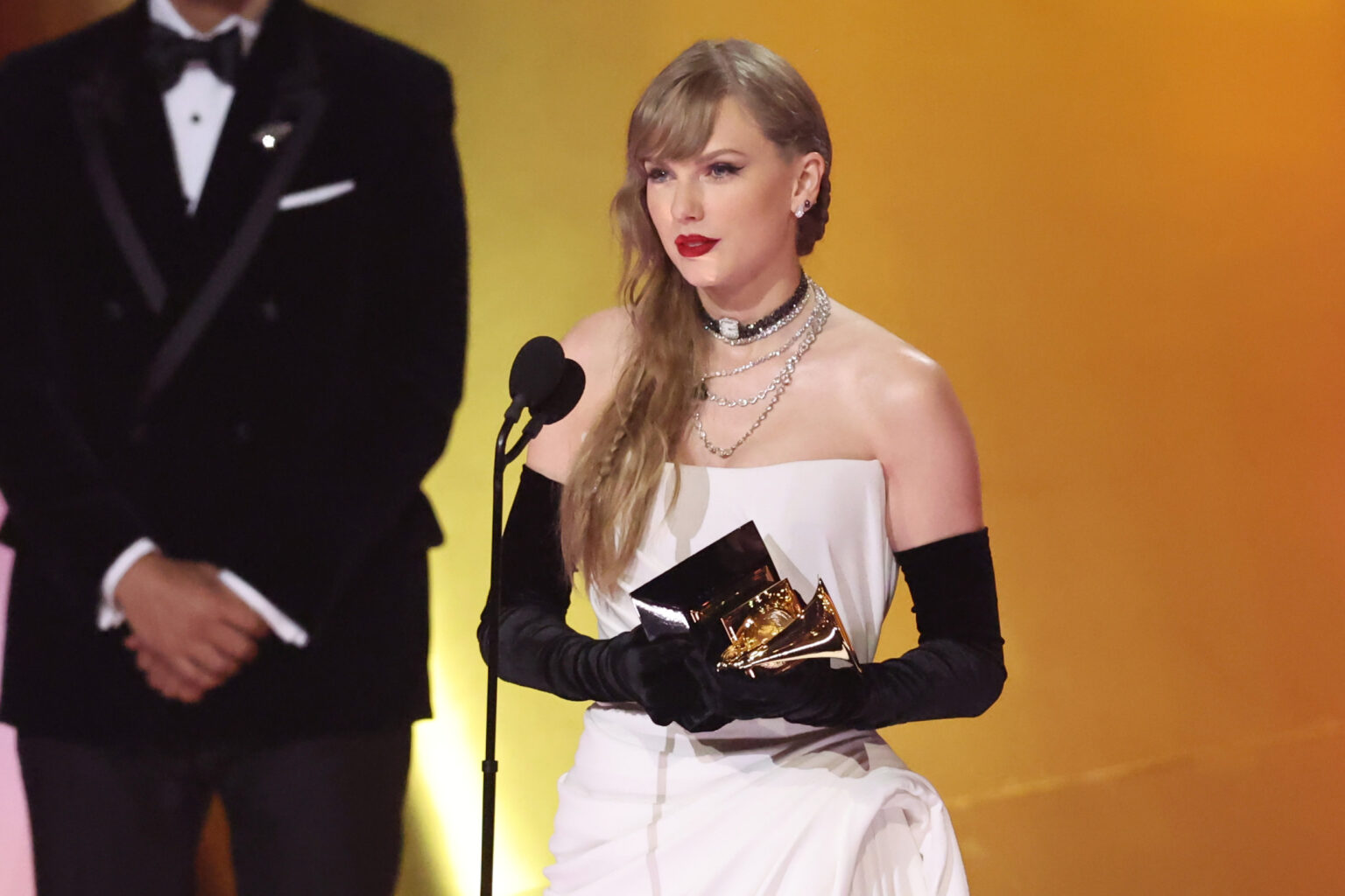 Taylor Swift Chugs Beer Like a CHAMP at Super Bowl