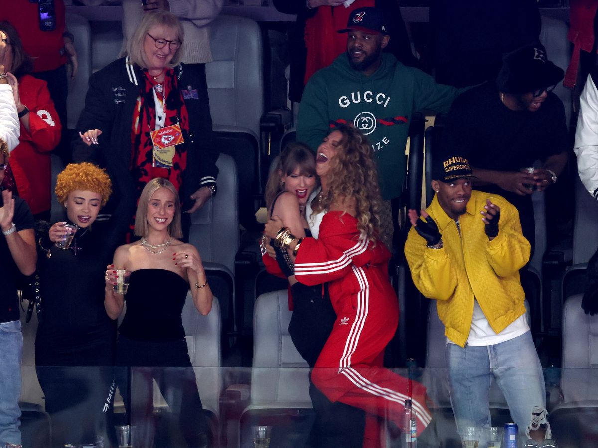 Taylor Swift's Dad Bonds With Travis Kelce's Dad At Super Bowl: Photo