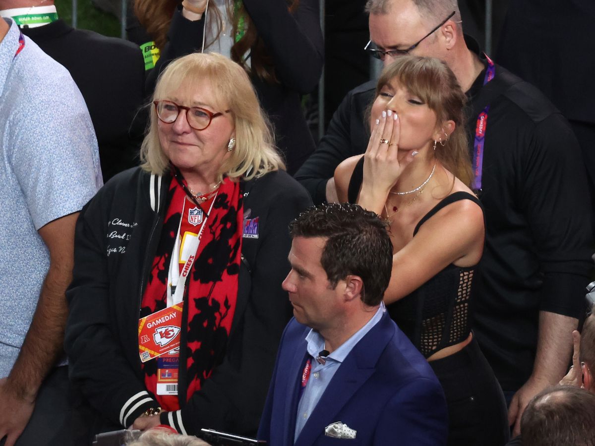 Taylor Swift's Dad Bonds With Travis Kelce's Dad At Super Bowl: Photo