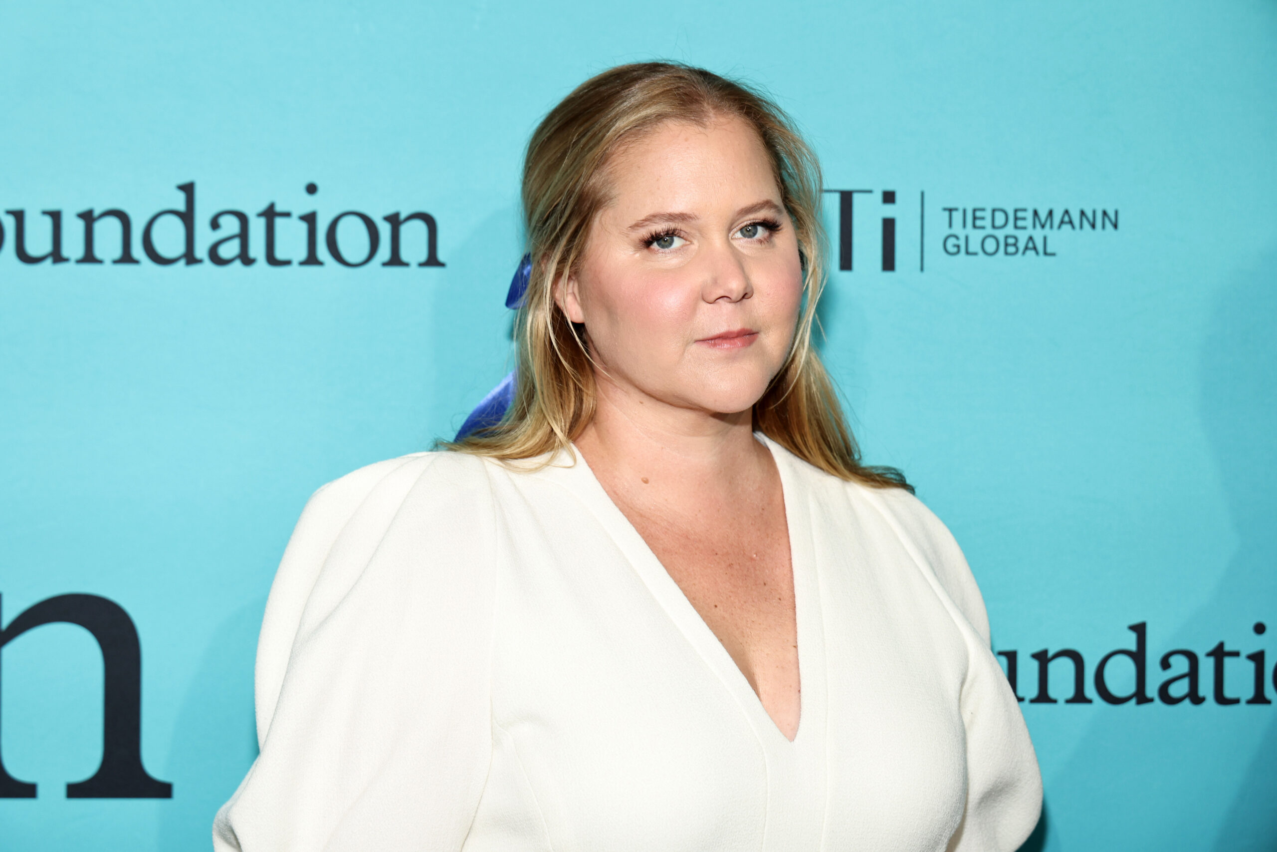 Amy Schumer Flaunts Baby Bump on 'Kinda Pregnant' Set