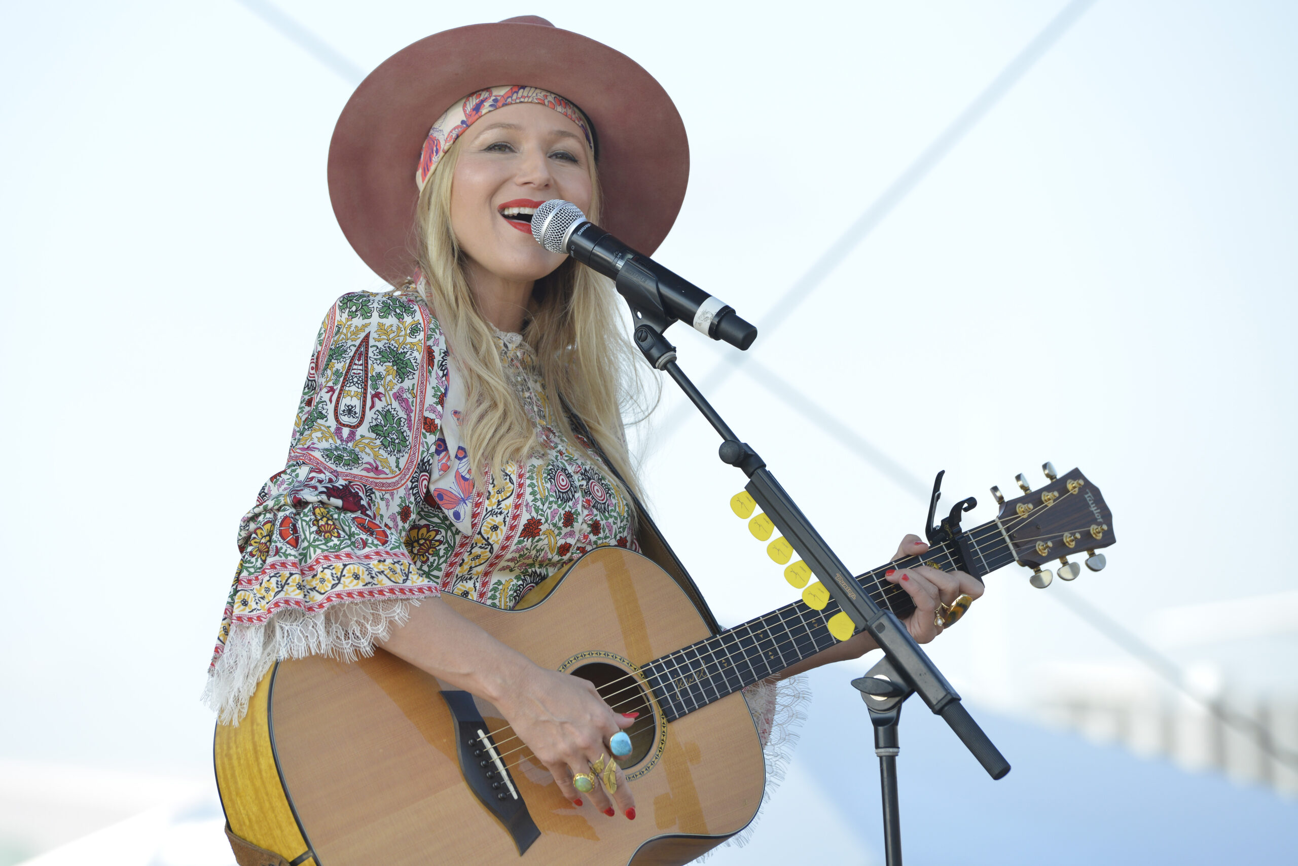 Kevin Costner Quashes Jewel Dating Rumors: She's Pretty But No!