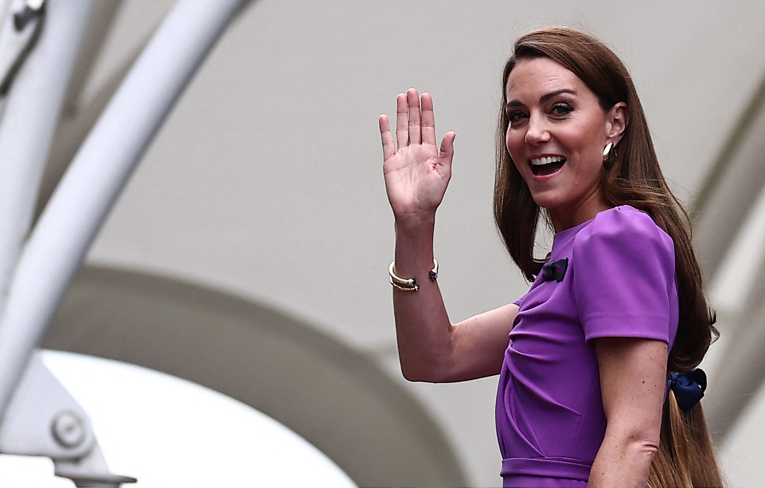 Dolly Parton Invites Kate Middleton & Kids to Dollywood