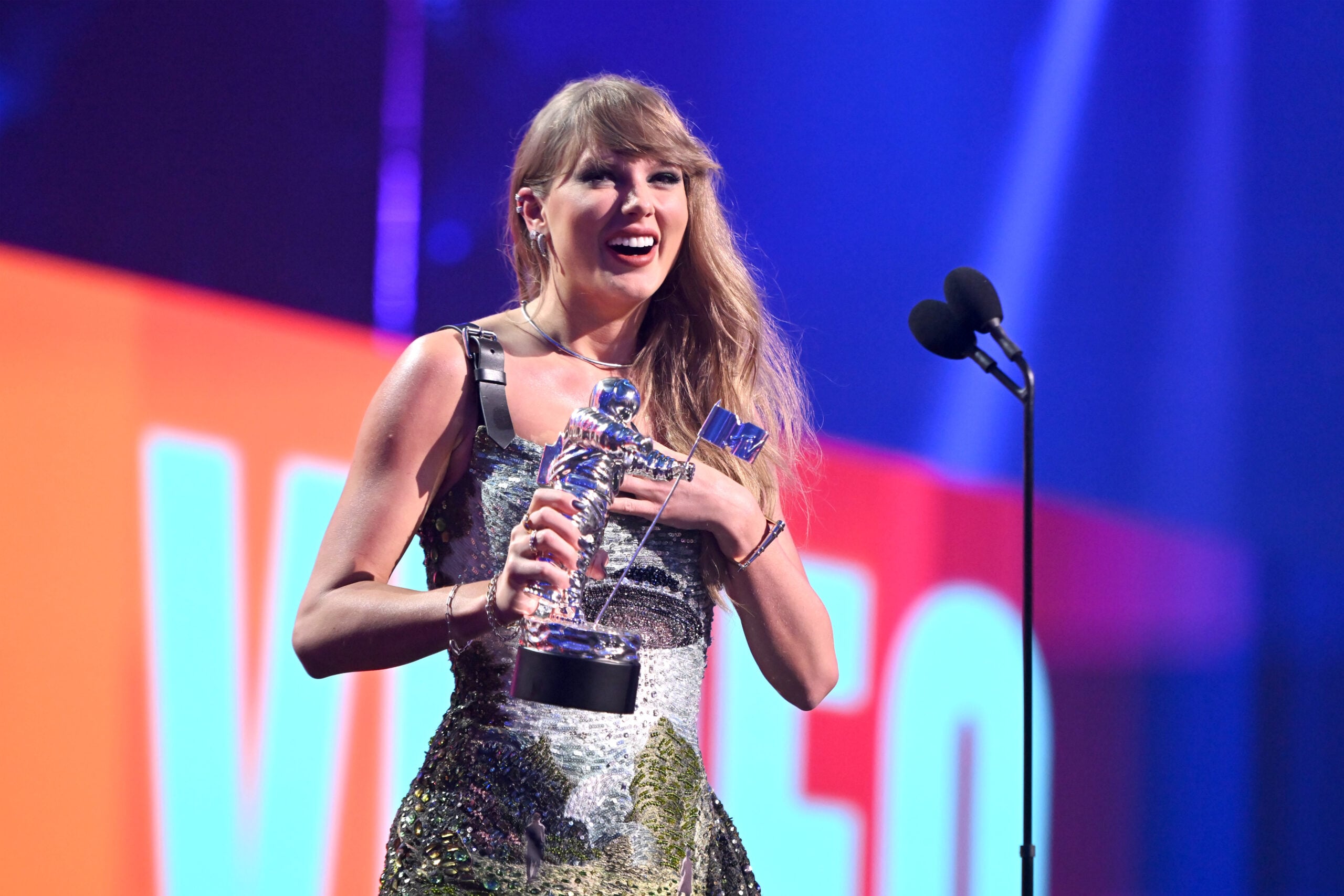 Taylor Swift Billboard Music Awards Wins Smash NEW Record