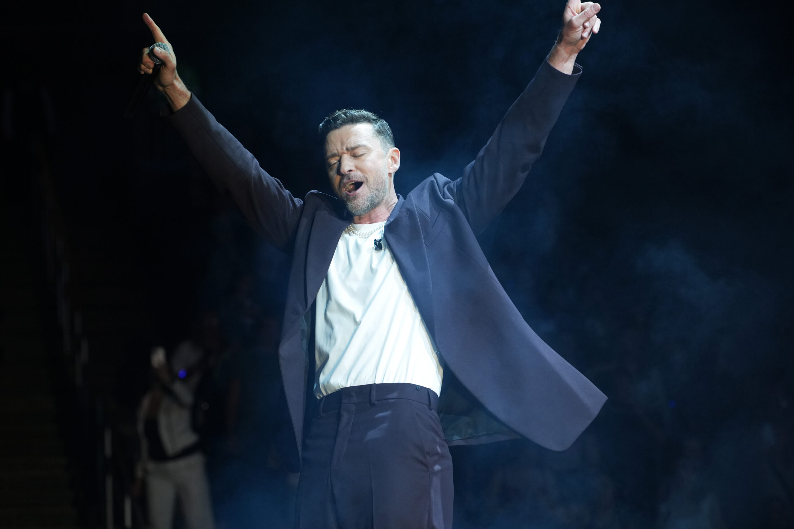 Justin Timberlake Suffers Wardrobe Malfunction, Needs New Pants