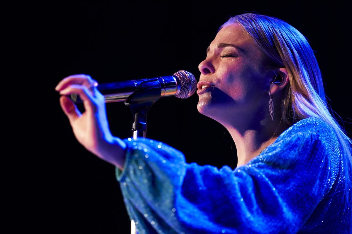 LeAnn Rimes Runs Off Stage After Teeth Fall Out Mid-Concert