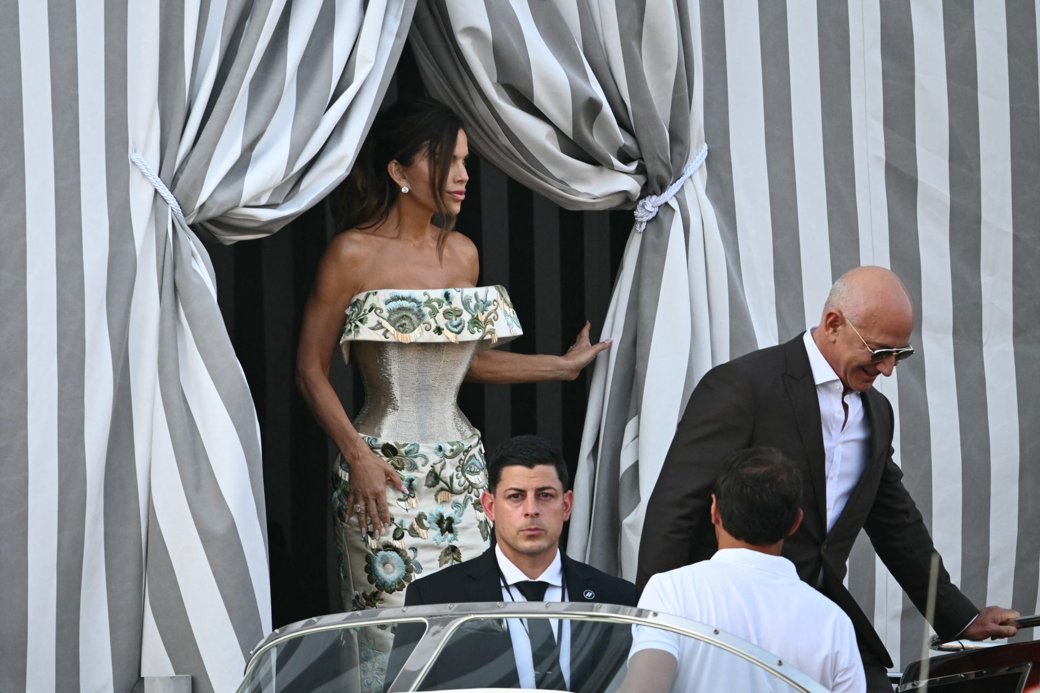 Jeff Bezos and Lauren Sanchez Got Married In Secret Ceremony to Protect ...