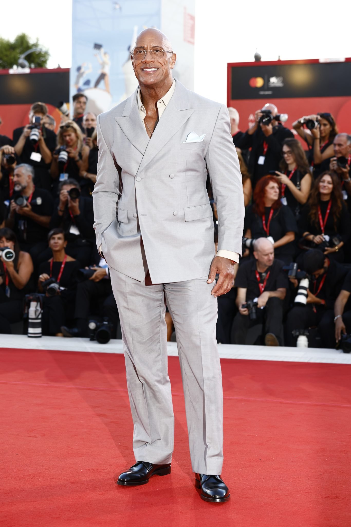Dwayne ‘The Rock’ Johnson Stuns Followers with Slim New Look – The Wall ...
