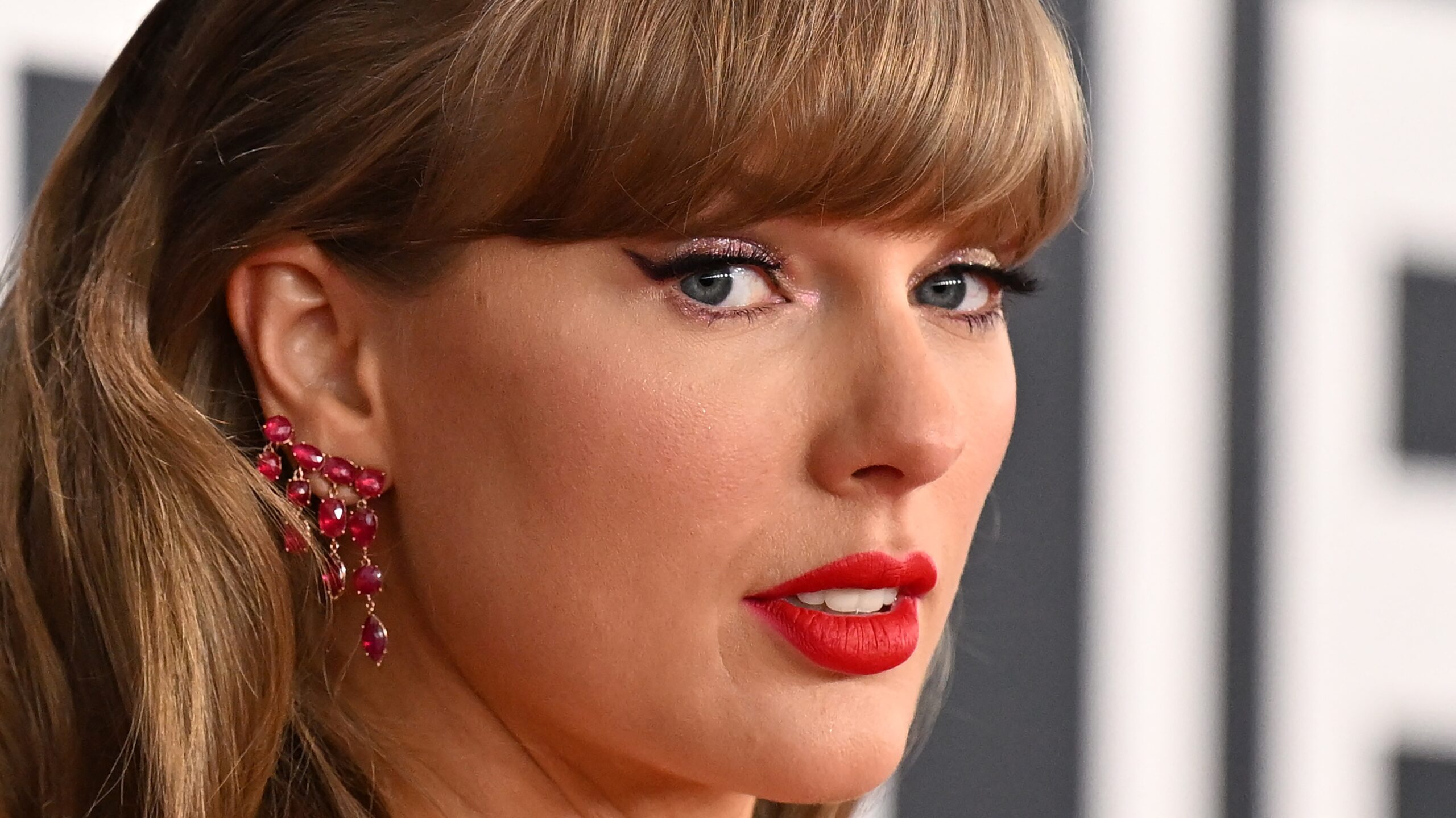 Taylor Swift Trespasser Arrested After Jumping Fence at 2AM!
