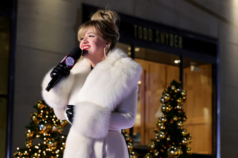 Kelly Clarkson Gets "Blown Away" in Perth