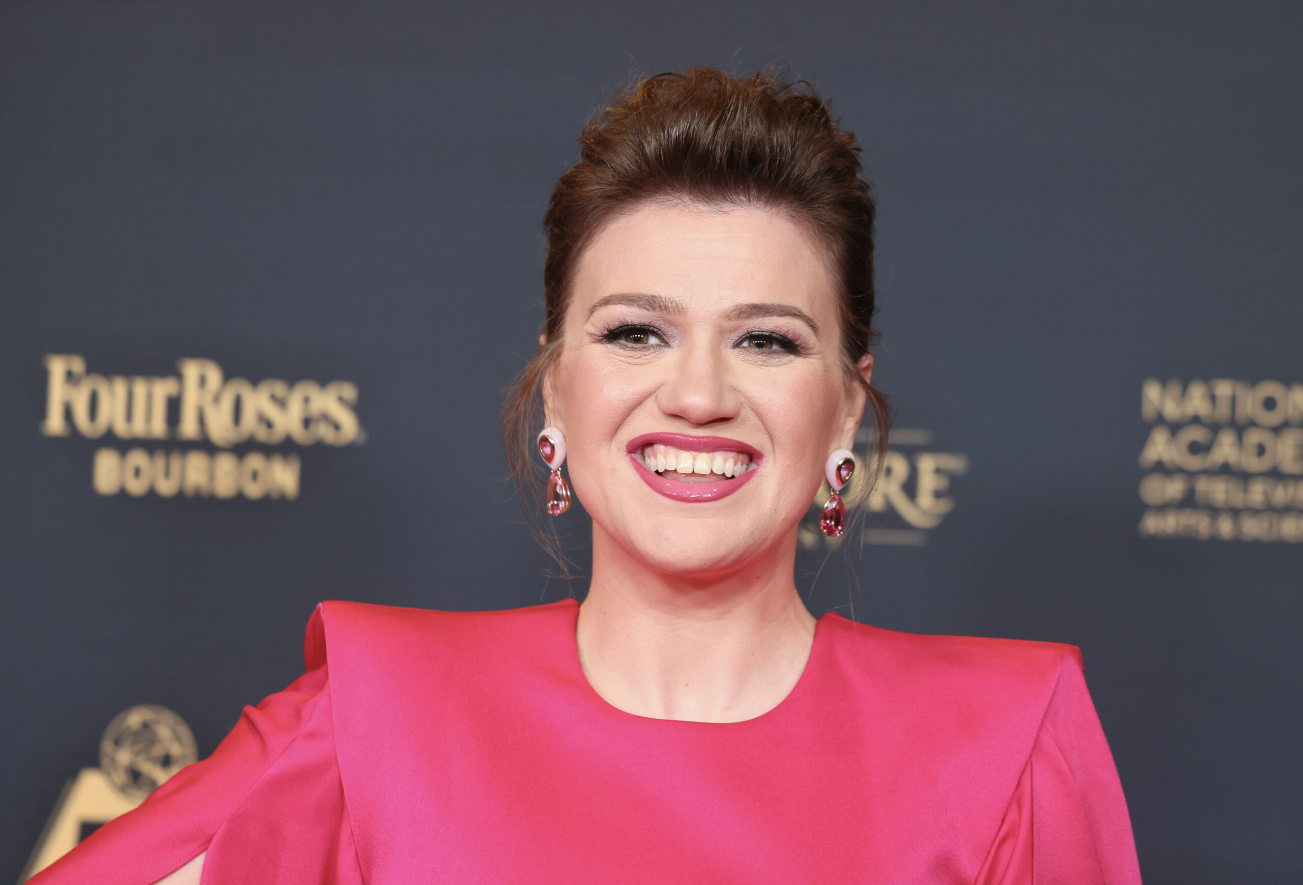Kelly Clarkson Pays Double Tribute at Grammy Awards