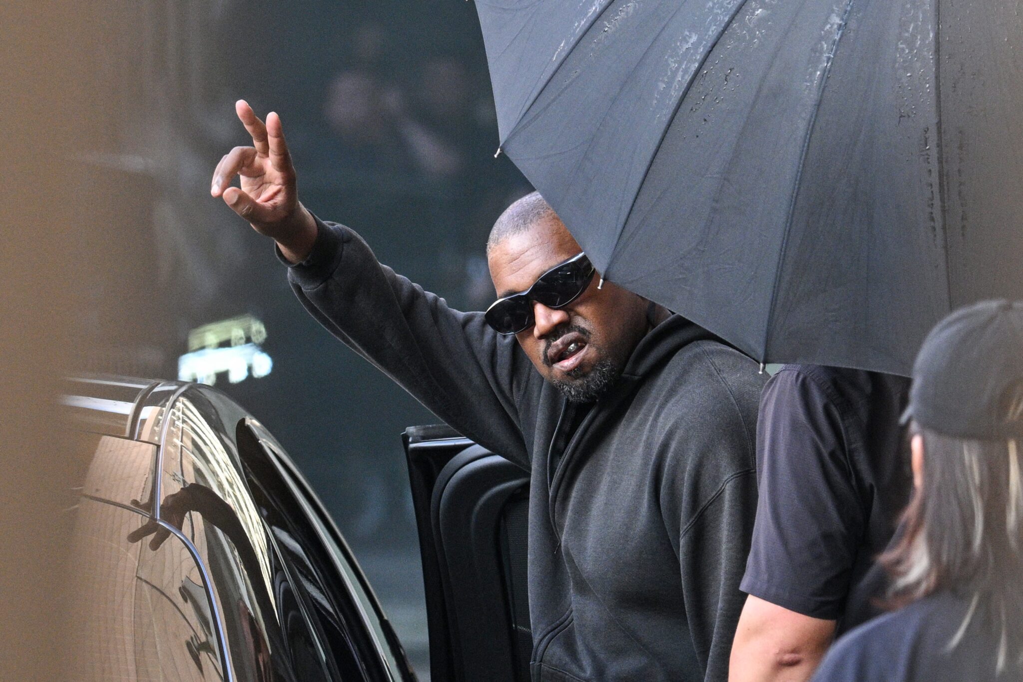 Kanye West Takes Out Ad to Apologize For Anti-Semitism, Blames Brain ...
